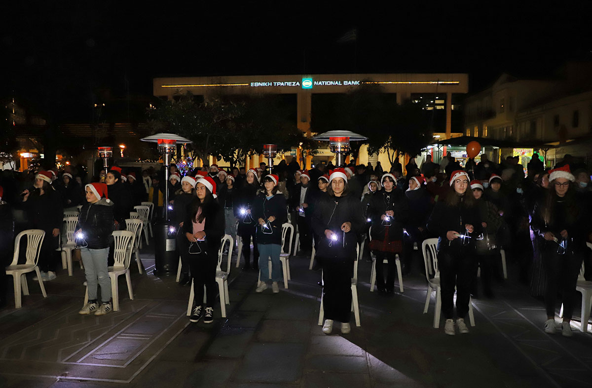 Χριστούγεννα στην Καβάλα: Άναψε το Χριστουγεννιάτικο δέντρο της πόλης ...
